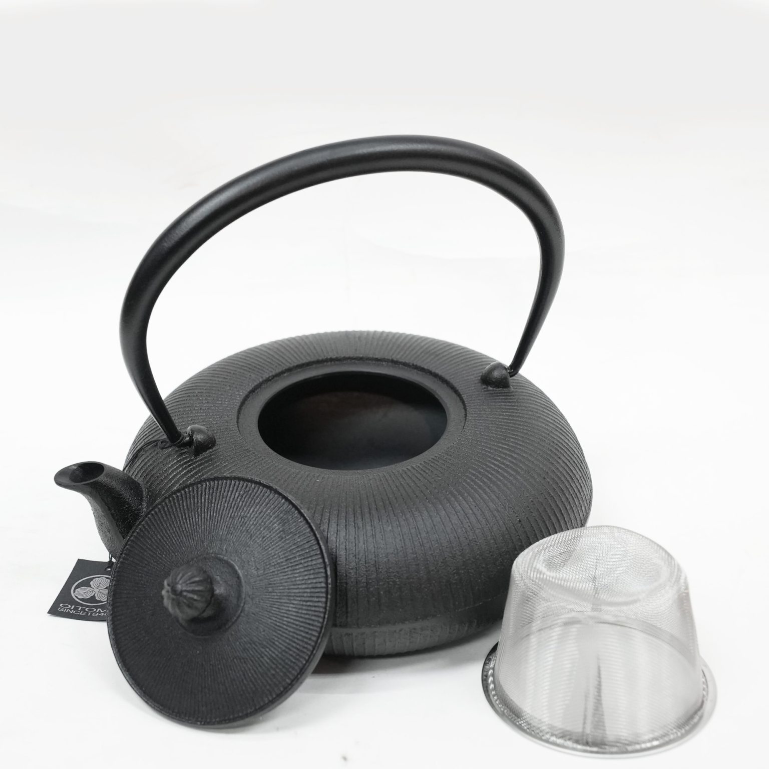 Oitomi - Standing Nambu Tekki Iron Kettle | Gessato Design Store